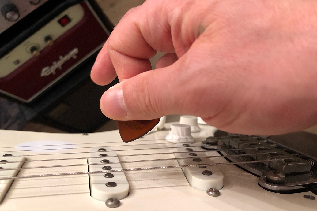 Styles of pick grip - Lots of photos - Playing Technique - The Cracking the Code Forum