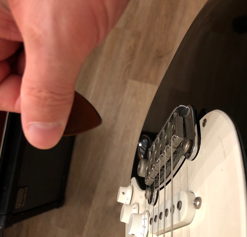 Styles of pick grip - Lots of photos - Playing Technique - The Cracking ...